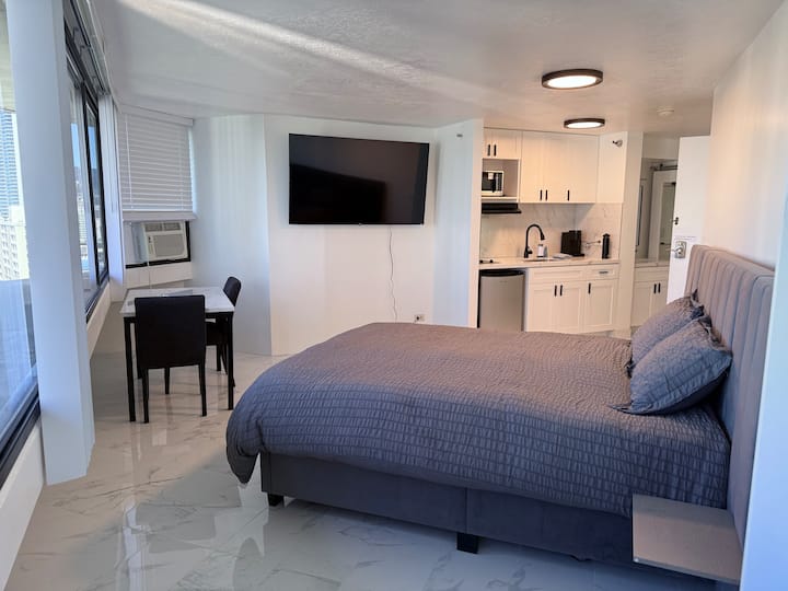 Newly Renovated Ocean View W/ Parking - Honolulu, HI