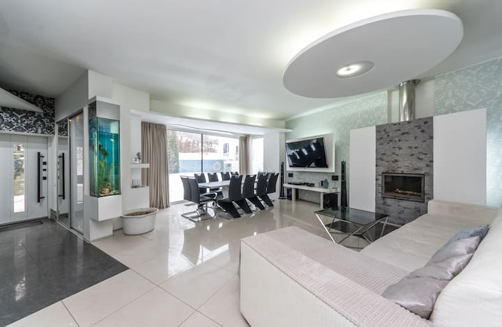 Дом с бассейном, сауной и кинотеатром рядом Центр - Ukraine