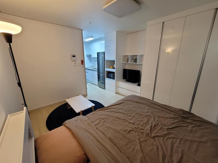 [신규오픈]깨끗하고아늑한힐링숙소/천안역차량2분/대중교통편리/인근 맛집 도보가능/포차거리 - 일봉동