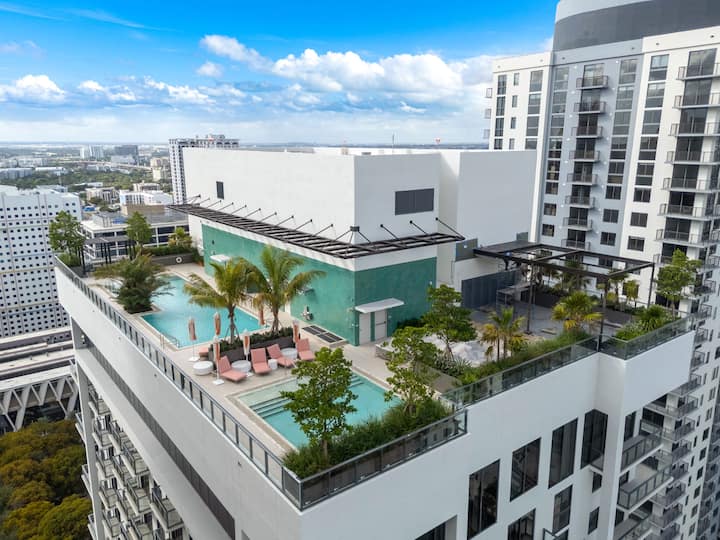 Modern Luxury Condo -Steps To Brightline & Arena - Miami, FL