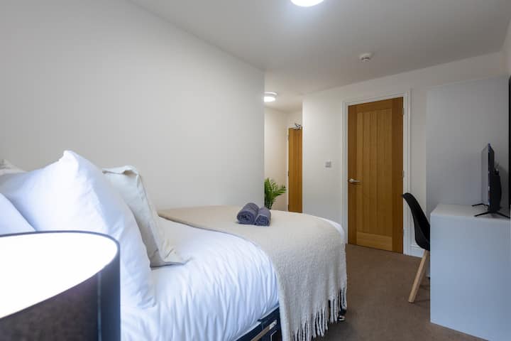 Chic Luxury Ensuite Room With Shared Kitchen - 더비