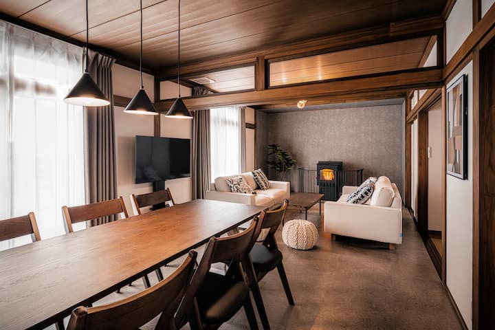 妙高高原駅の目の前｜定員8名｜120㎡｜ 3ldkフロア貸切｜家族・グループで寛ぐ温もりの宿 - Myoko