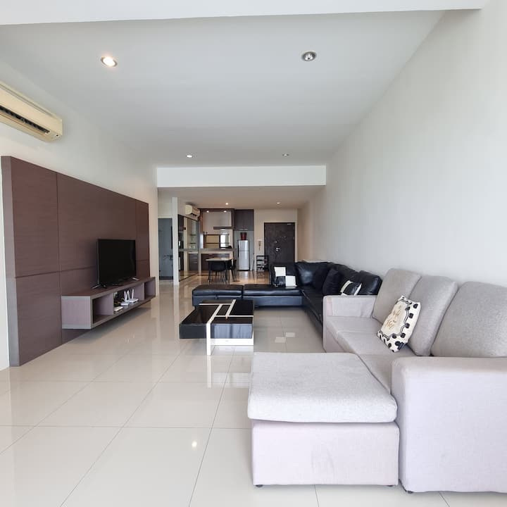 City & Sea View Condo For 5 Pax - Miri