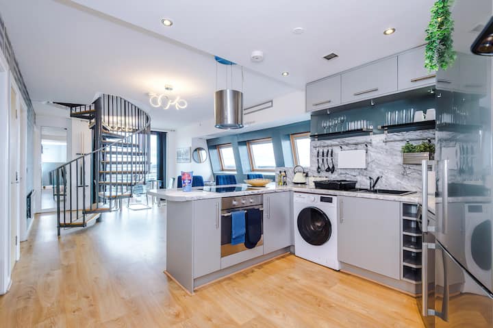 *New* Stylish Penthouse | Free Park | Pool Table - Manchester