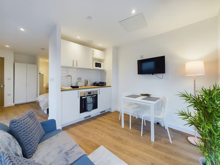 Perfect For Working Away W/super Fast Wi-fi - Salford