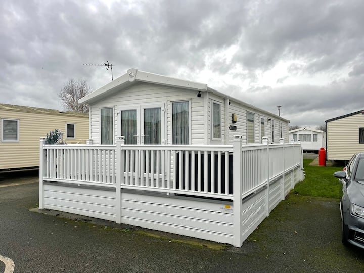 Stunning 2 Bedroom Caravan Lyons Oakfields Towyn - Abergele