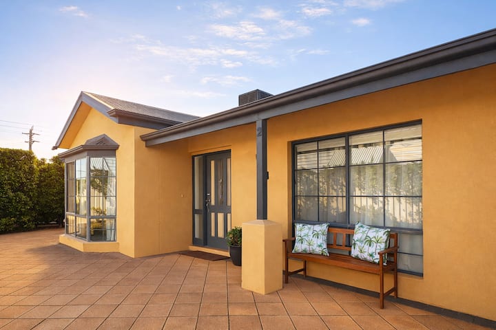 Modern Comfort On Tenth | Central Mildura Stay - Mildura