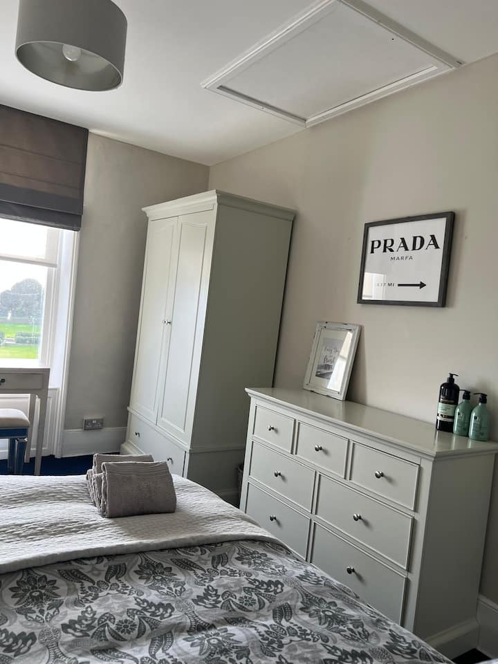 Large King-sized Room Overlooking Sea & Gardens - Broadstairs