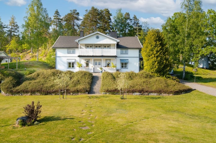 Stort Och Hemtrevligt Hus, Med Plats För Många - Valdemarsvik