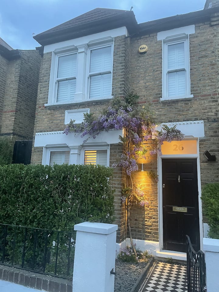 Modern Family Living Meets Wimbledon Tranquillity - Epsom