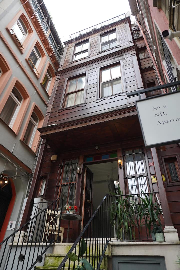 Two-bedroom Historic Apartment With Balcony - Beyoğlu