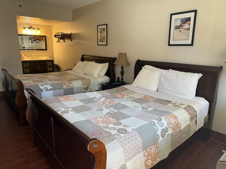 Hotel Room Downtown Put-in-bay Double Queen Bed - Put-in-Bay, OH