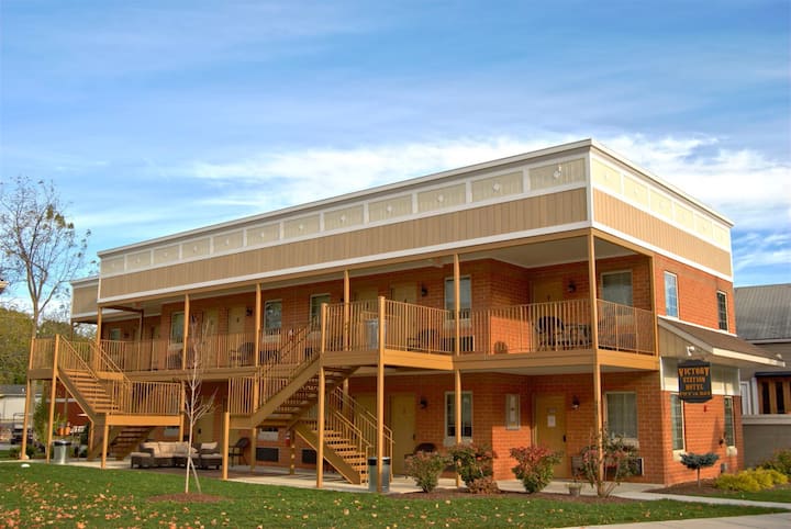 Hotel Room Downtown Put-in-bay Double Queen Bed - Put-in-Bay, OH
