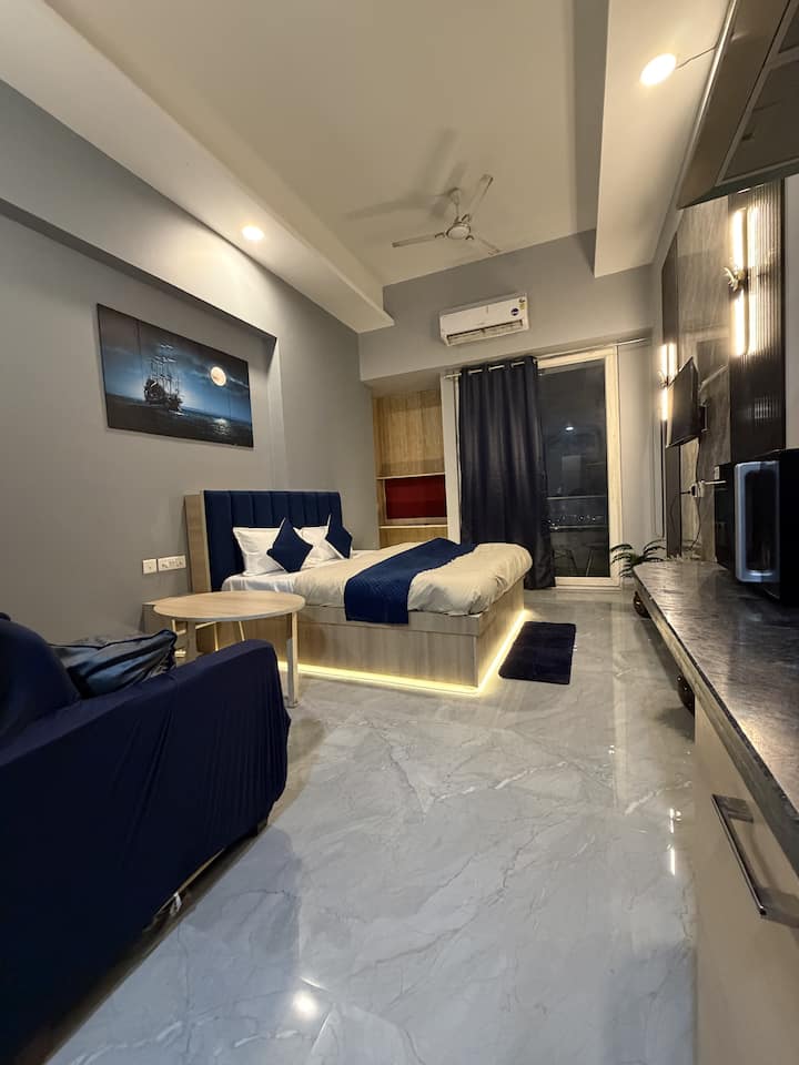 Midnight Sky Escape|premium Ambience+skyline Views - Noida