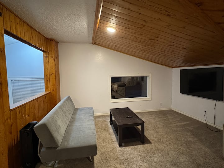 Spacious, Central & Cozy! 4br 2 Bth Upper Suite - サスカトゥーン