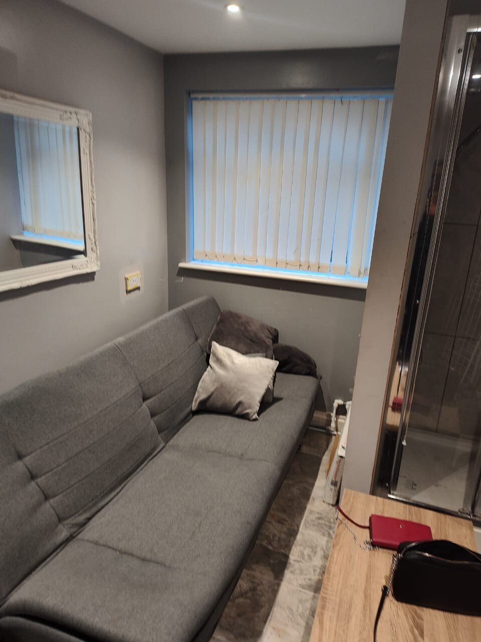 Un dormitorio pequeño con TV y ducha - Casas en alquiler en Shephall ...