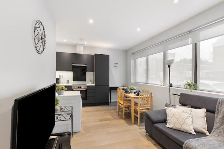 Comfortable 2-bed 2-bath Flat With Great Access - London, UK