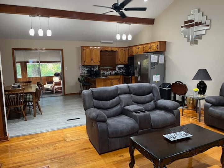 Infinity House 
4br Home | Sleeps 8 | Patio - 丹維爾