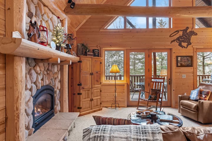 Rustic Ridge Log Cabin - Private Woodland Retreat - Lake Wisconsin, WI