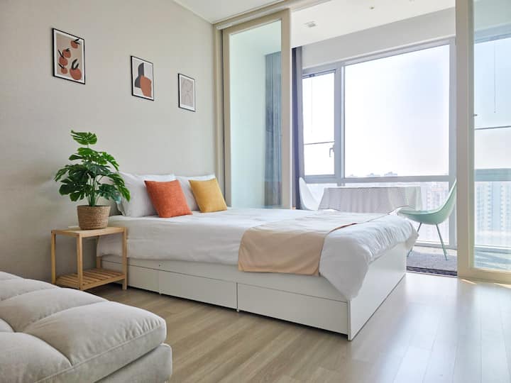 [동탄] 화이트 스테이 /타임테라스/삼성전자/한림대병원/최대3인/무료주차/장박할인/힐링숙소 - Hwaseong-si