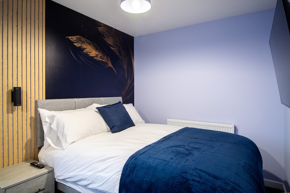 Grande chambre double moderne avec salle de bain et bureau - Maisons à ...