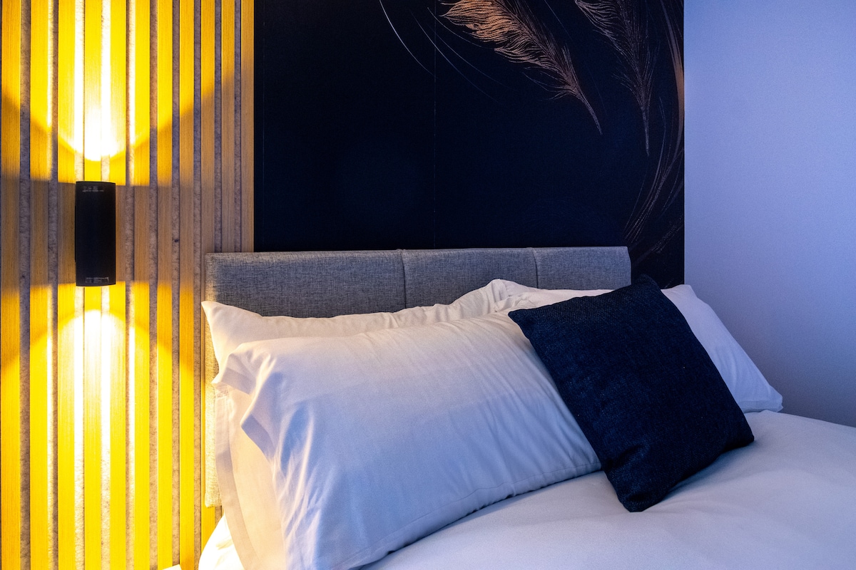 Grande chambre double moderne avec salle de bain et bureau - Maisons à ...