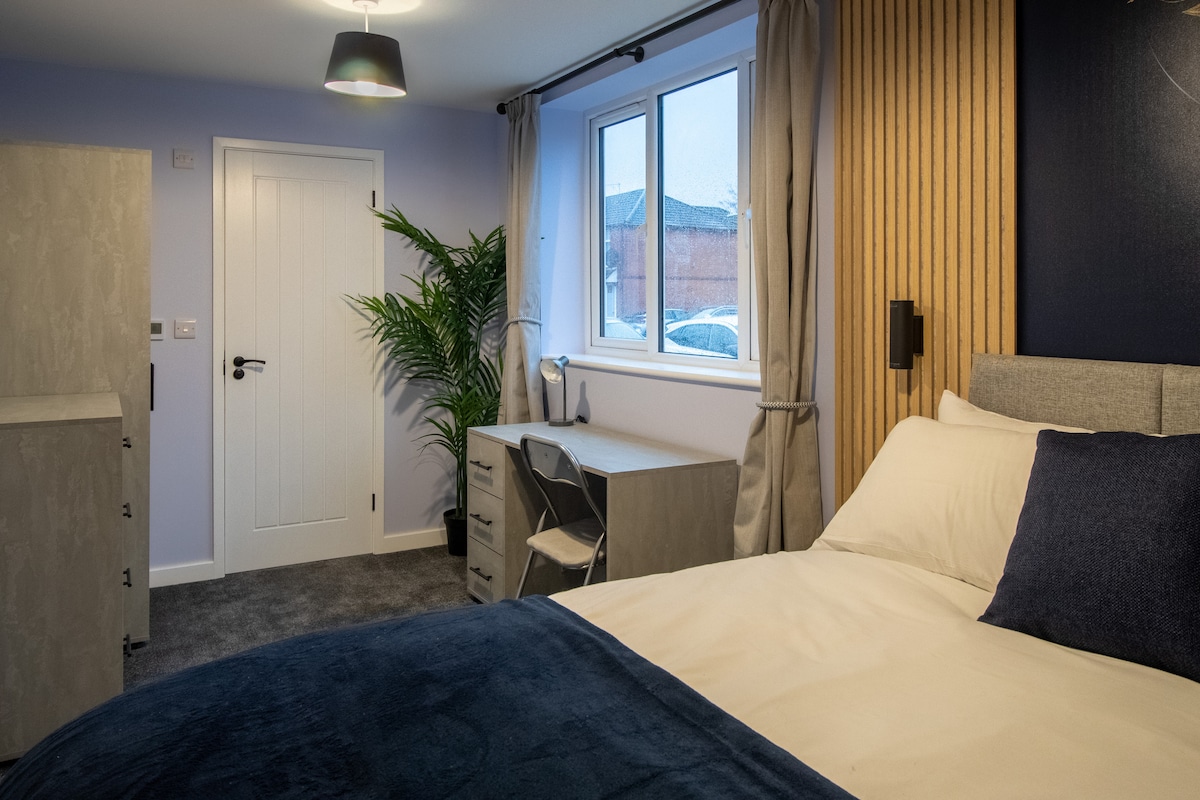 Grande chambre double moderne avec salle de bain et bureau - Maisons à ...