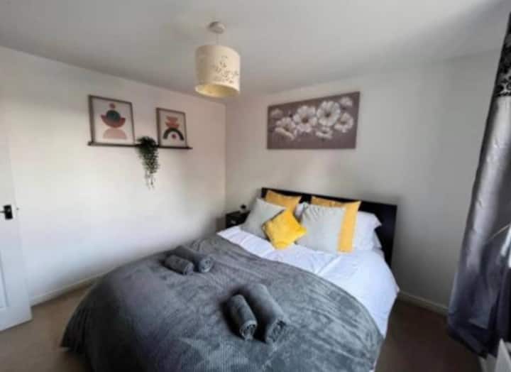 Bright 2br Flat | Free Parking | Central | - Warrington