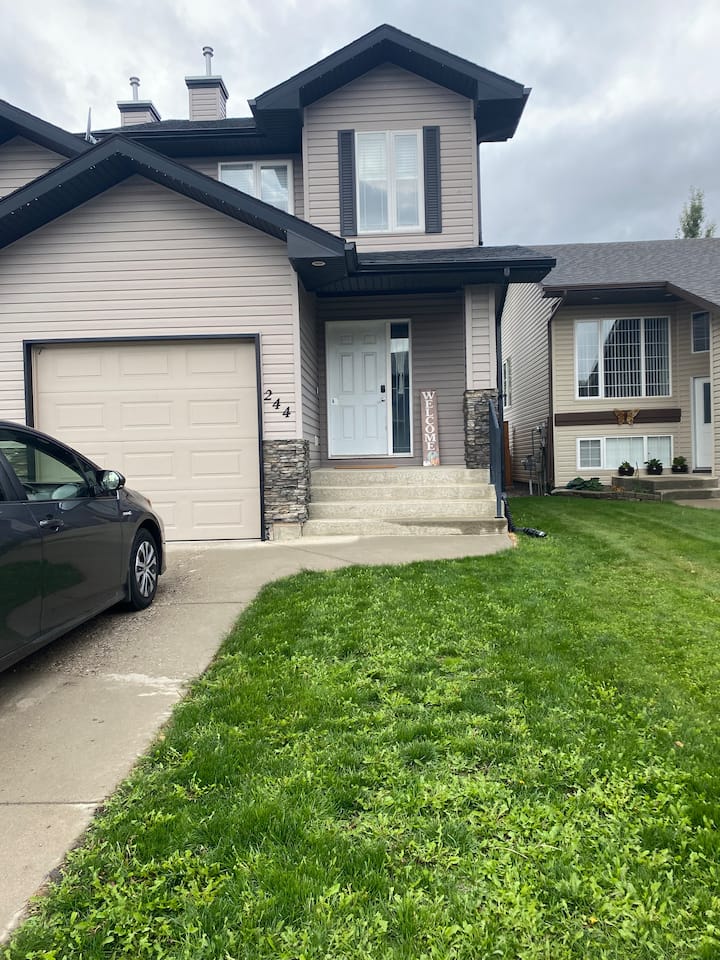 Private 3 Bedroom Half Duplex. - Lethbridge