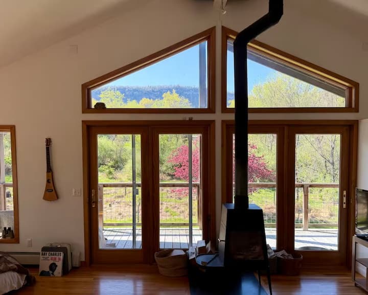 Cozy New Paltz Mountain House - New Paltz, NY