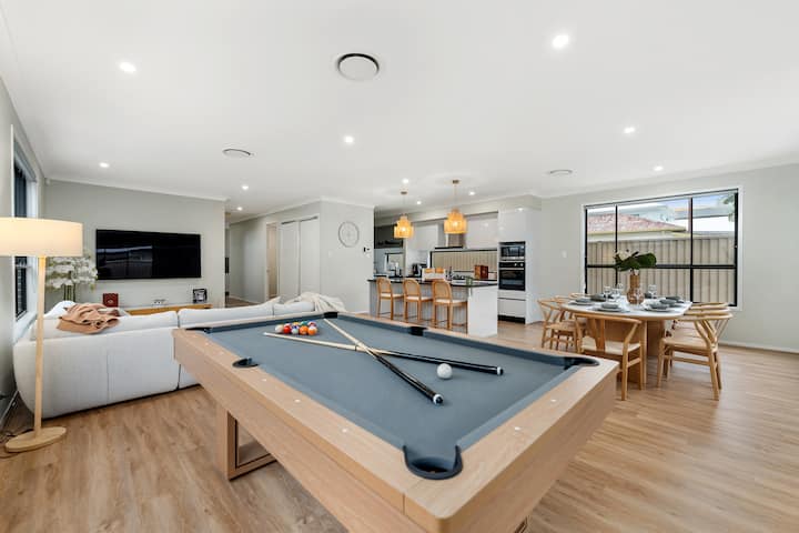 Parea | Designer Beachside Villa • Spa & Pooltable - Margate, Australia