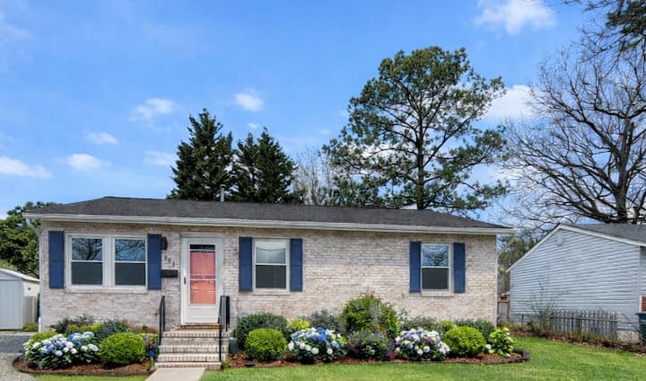 Salt & Sand Bungalow - Hampton, VA