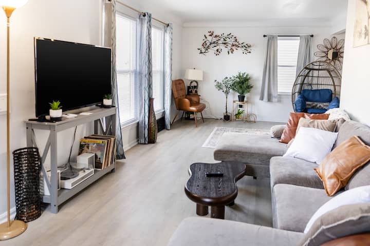 Near Lake Erie, Cozy Family Home - Cleveland, OH