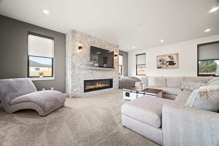Red Rocks Escape · Hot Tub · Game Room · Sleeps 12 - Morrison, CO