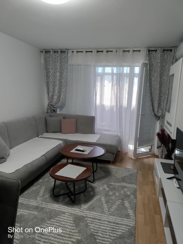 Двустаен, обзаведен апартамент.
Етаж 1ви. - Pazardzhik