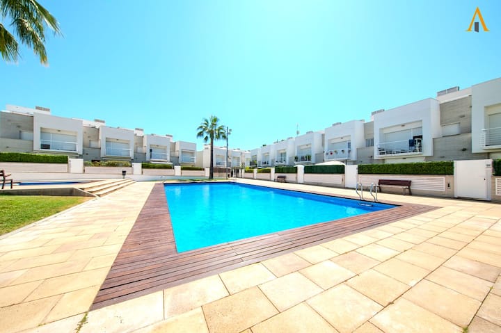 Style Méditerranéen Avec Piscine Et Confort - Altafulla