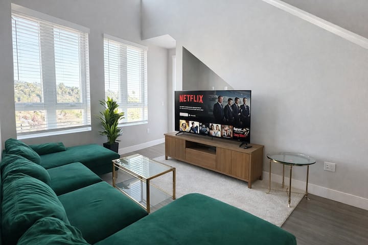 Luxe Designer Loft | Soaring Ceilings - Glassell Park - Los Angeles