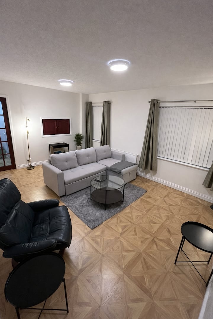 Stylish 2br Flat | 8 Mins To Bury Town Centre - Bury