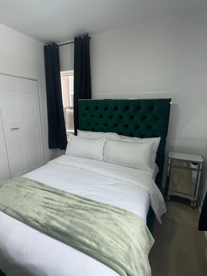 Lux Living Downtown Barrie 2br Near Waterfront - Barrie