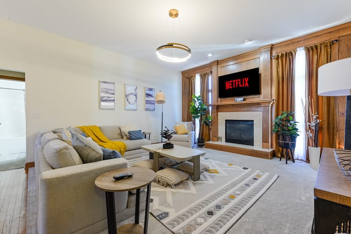 Spacious 5br Retreat W/beautiful Views 3king, Ac - Ankeny, IA