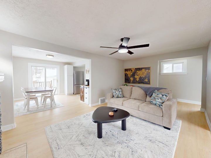 Stylish Home Near Historic Downtown & Lake Erie - Willoughby, OH