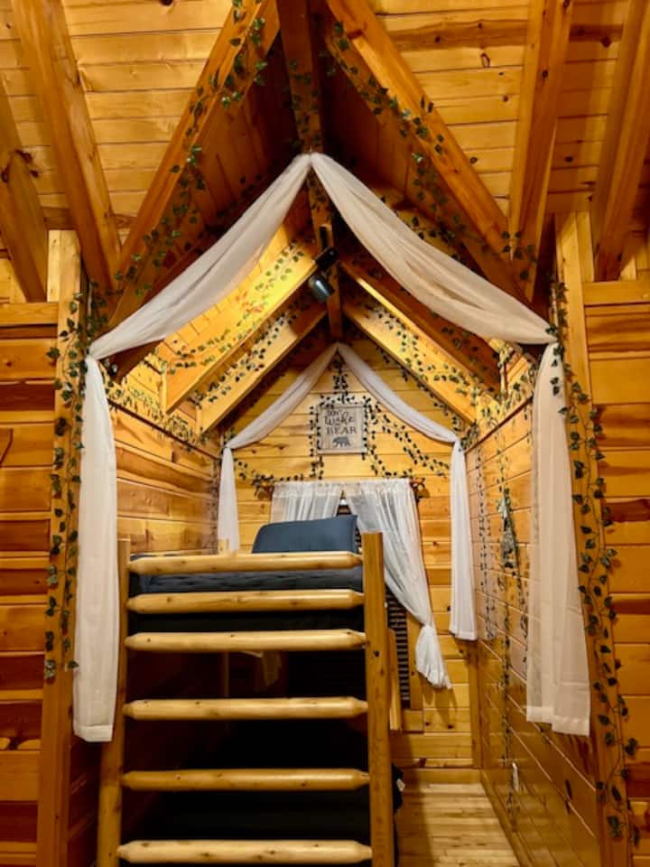 New! Mountain Retreat | Hot Tub, Loft & Cozy Nook - Gatlinburg, TN