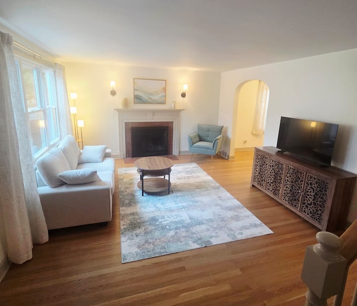 With 5 Miles Of 3 Colleges And 3 Hospitals. - Springfield, MA