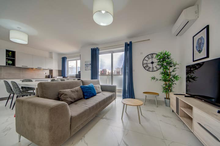 Beautiful 2bdr Apt In Sliema With City Views - Valletta