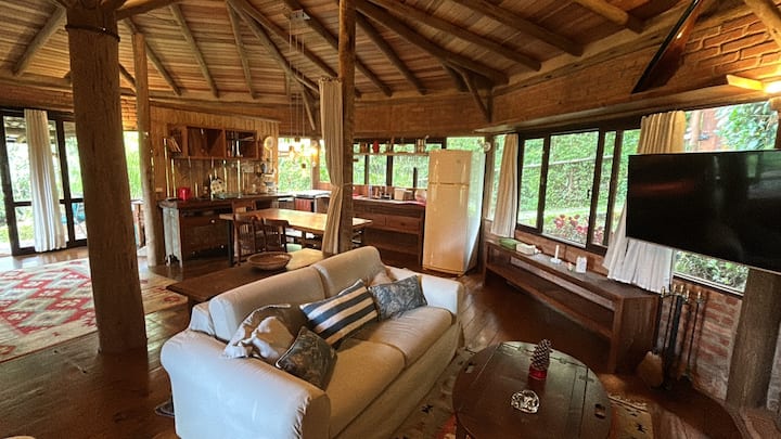 Bangalô Araras •Banheira Panorâmica •Cond. Fechado - Petrópolis