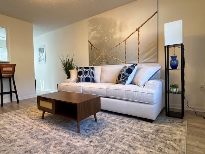 Cozy 2 Bedroom Cottage - Kennesaw, GA