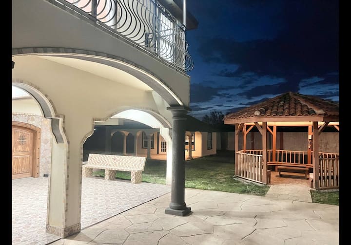 Party Space/event-ready Mansion | 7bd | Sleeps 14 - Mission, TX