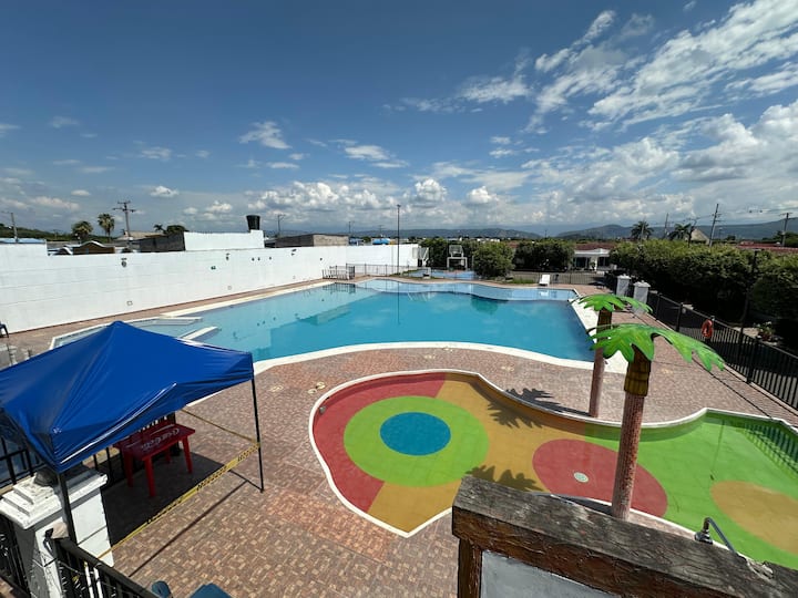 Casa Los Mangos: 4 Piscinas, 6 Camas Y Mucho Sol - Flandes