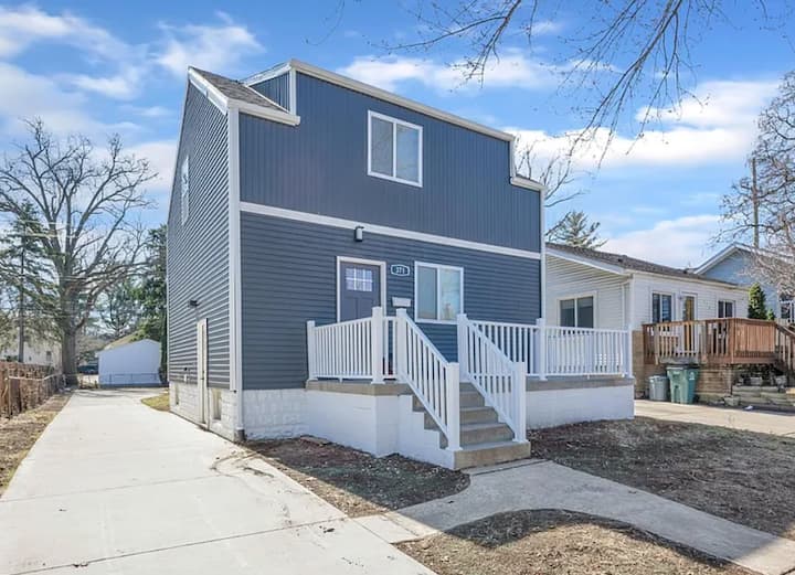 Fabulous Ferndale House Steps From Downtown - Ferndale, MI