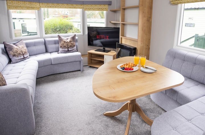 Quiet Lakeside Cabin - Parking, Dog Friendly, Wifi - Windermere